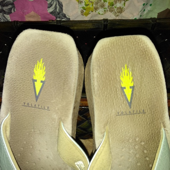 Volatile | Shoes | Volatile Mint Green Leather Thong Wedges Size 8 ...